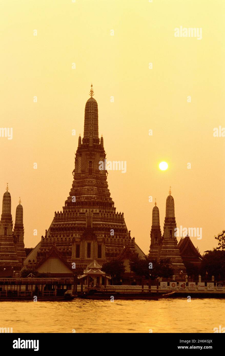 Bankok temple hi-res stock photography and images - Alamy