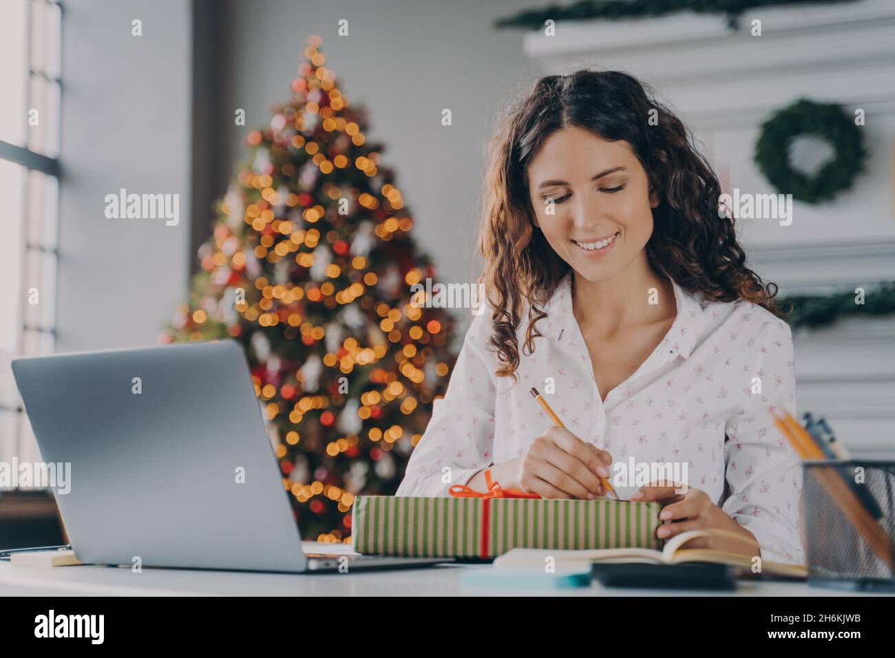 Female worker packing gift client hi-res stock photography and images ...