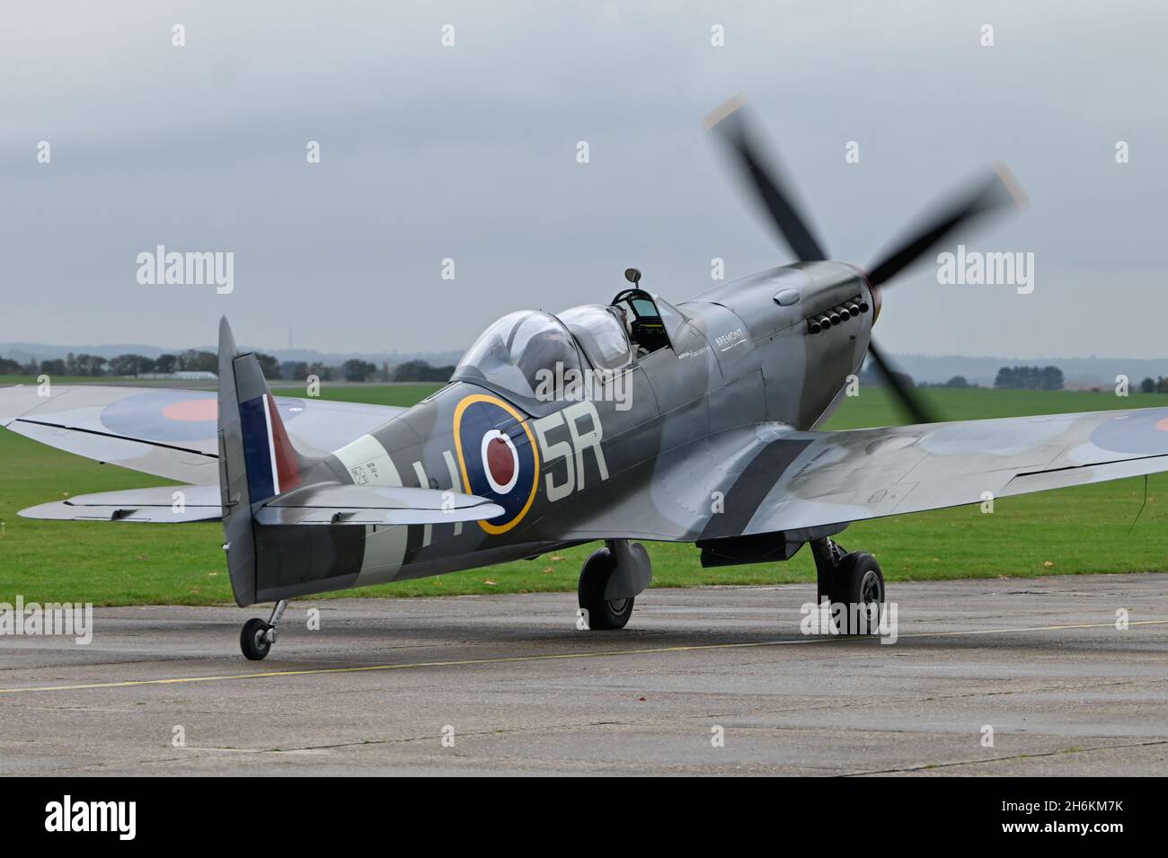 Poppy drop remembrance hi-res stock photography and images - Alamy