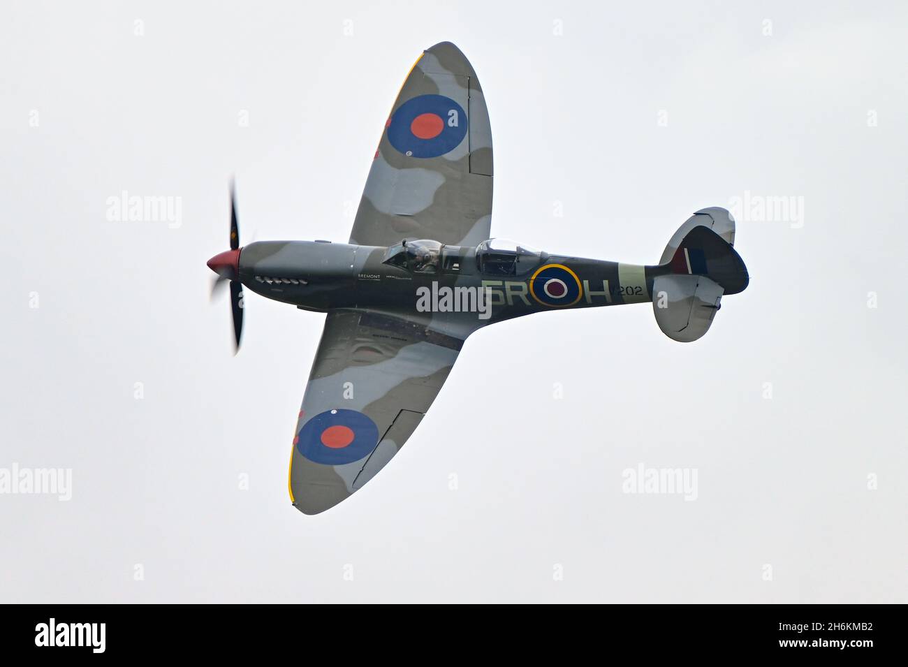 Poppy drop remembrance hi-res stock photography and images - Alamy