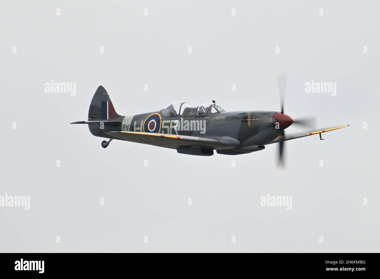 Poppy drop remembrance hi-res stock photography and images - Alamy