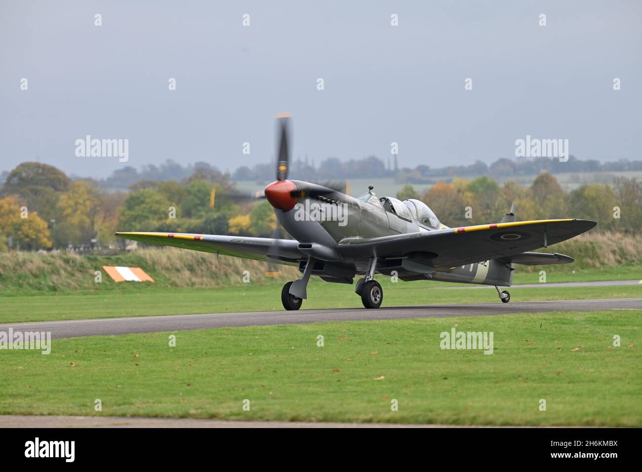 Poppy drop remembrance hi-res stock photography and images - Alamy