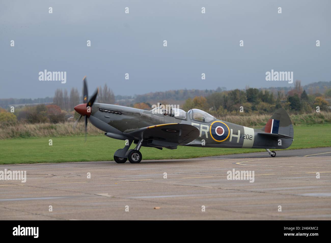 Poppy drop remembrance hi-res stock photography and images - Alamy