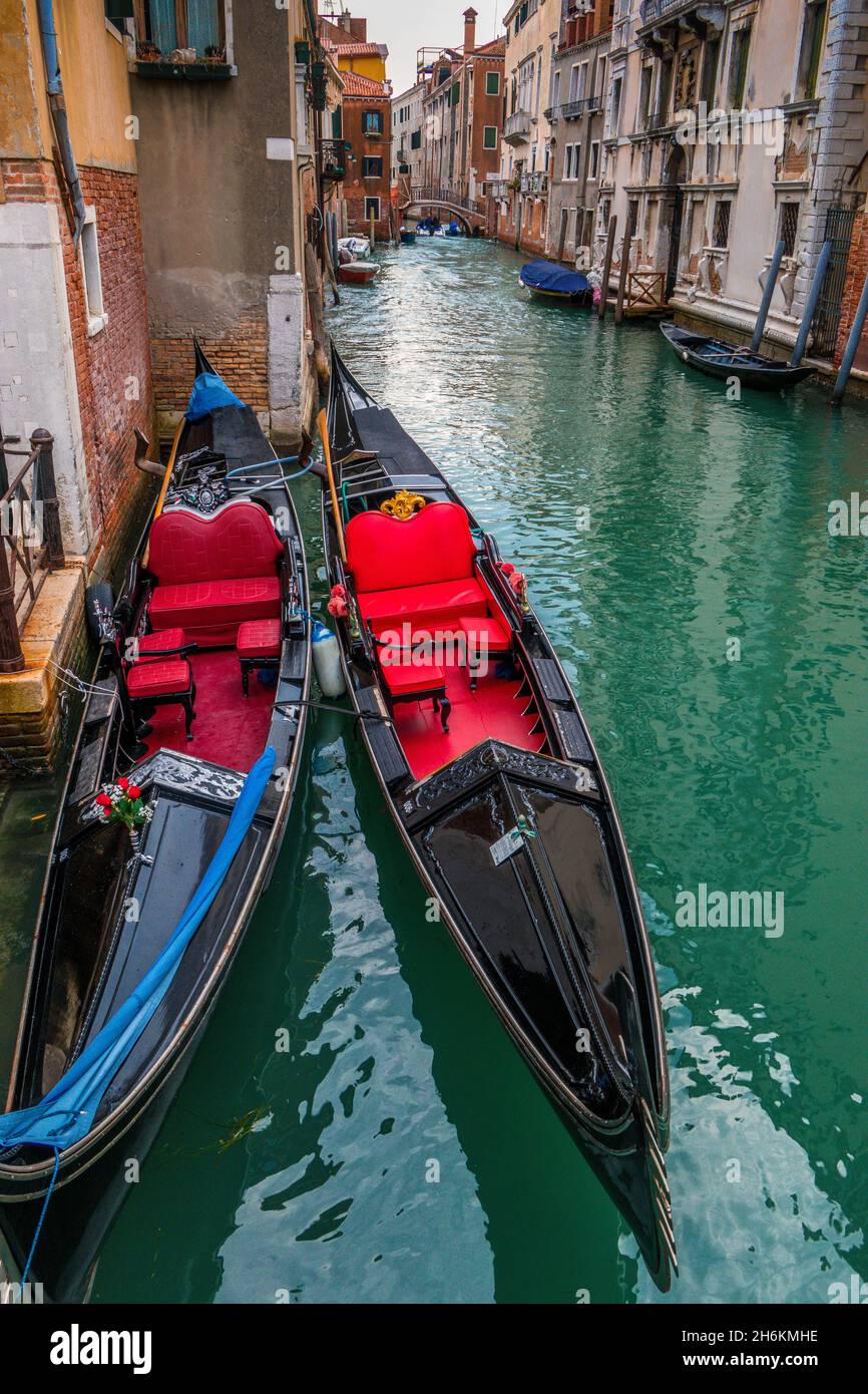 Gondola tied up in canal hi-res stock photography and images - Alamy