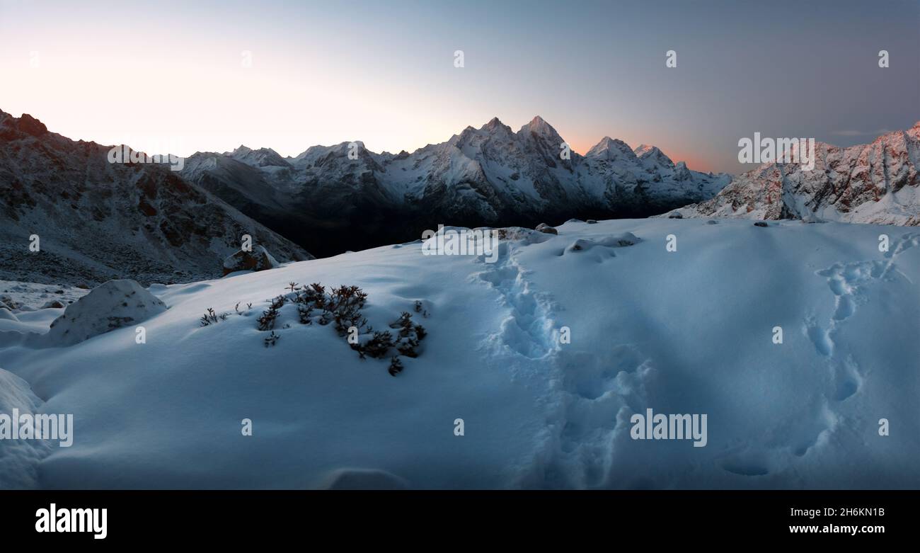 Climbing mountains and ridges hi-res stock photography and images - Alamy