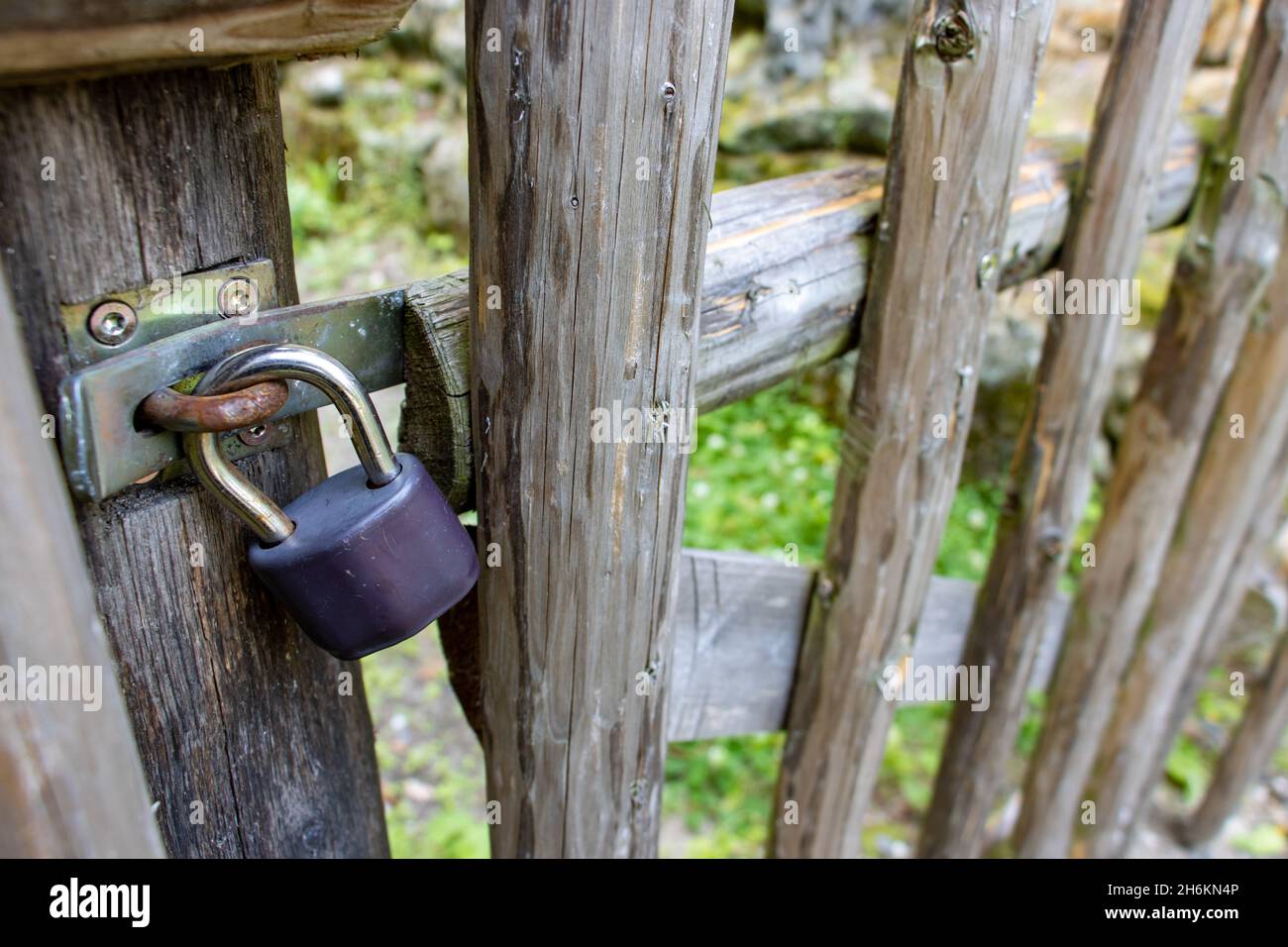 The padlock locked on a gate in a wooden fence Stock Photo - Alamy