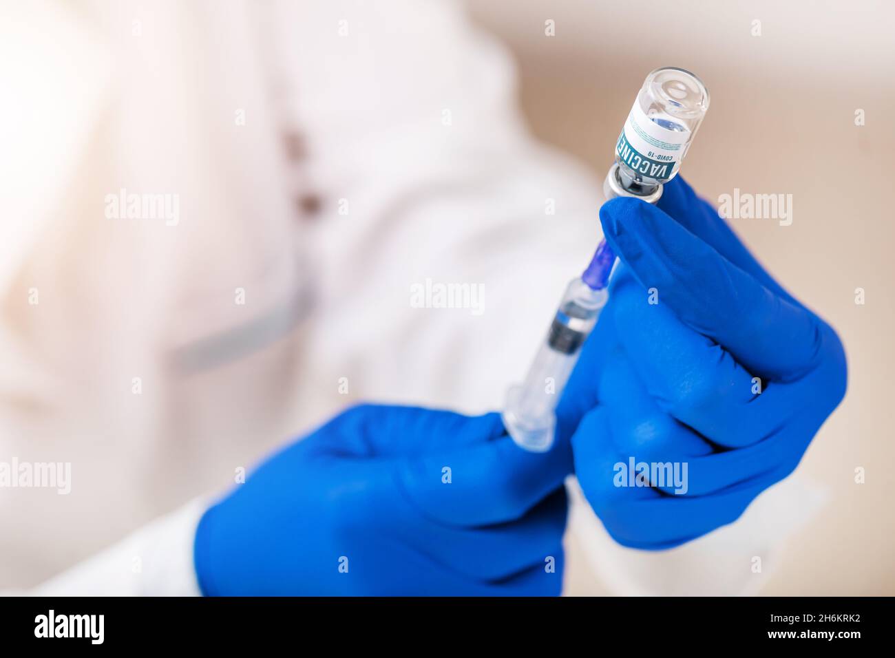 Vaccination doctor filling syringe vaccine hi-res stock photography and ...