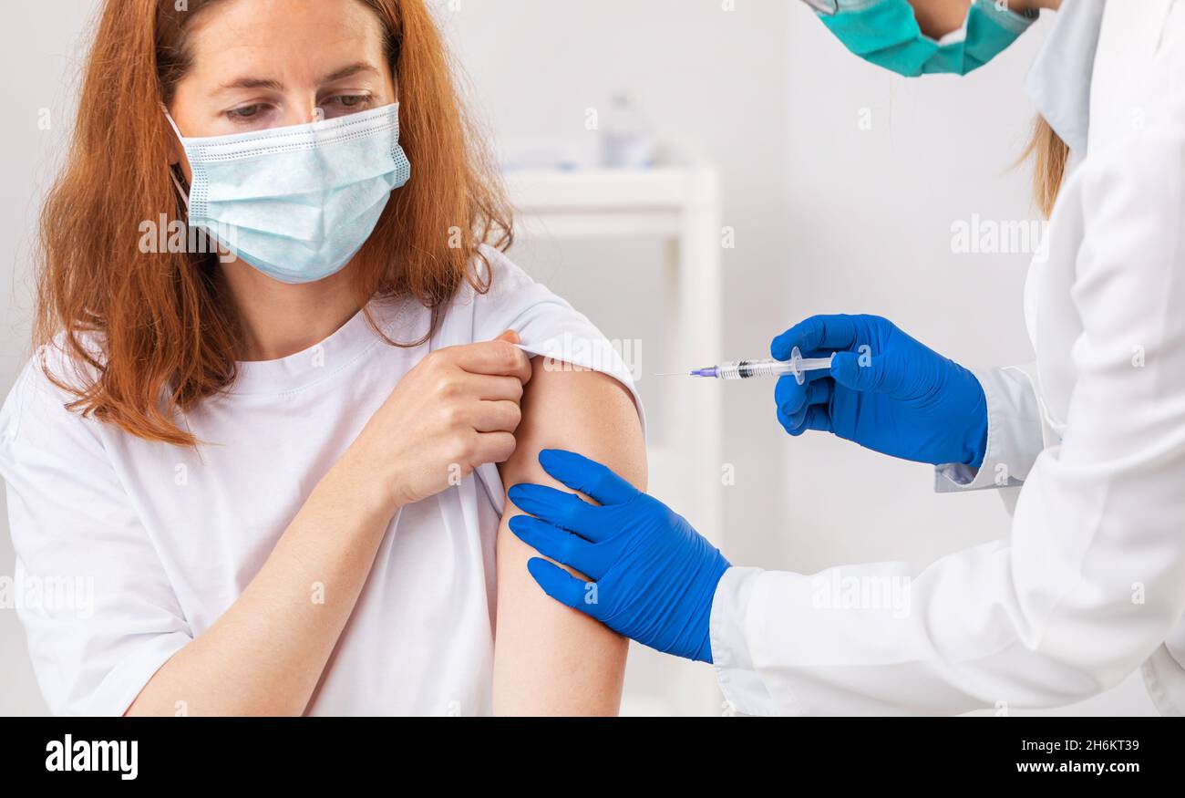 Doctor injecting patient with vaccine Stock Photo - Alamy