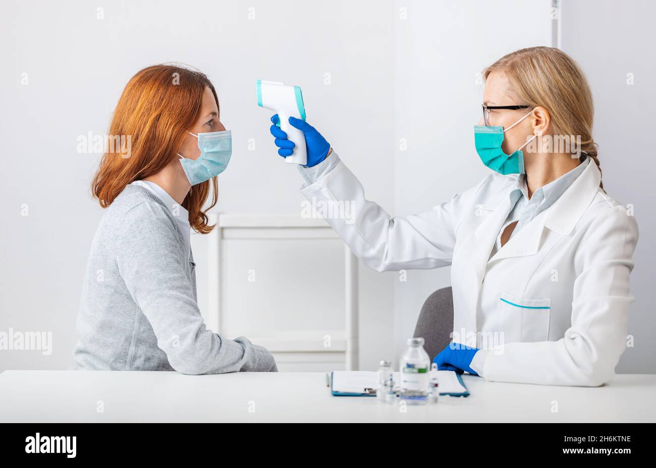 Doctor measuring temperature with thermometer Stock Photo - Alamy
