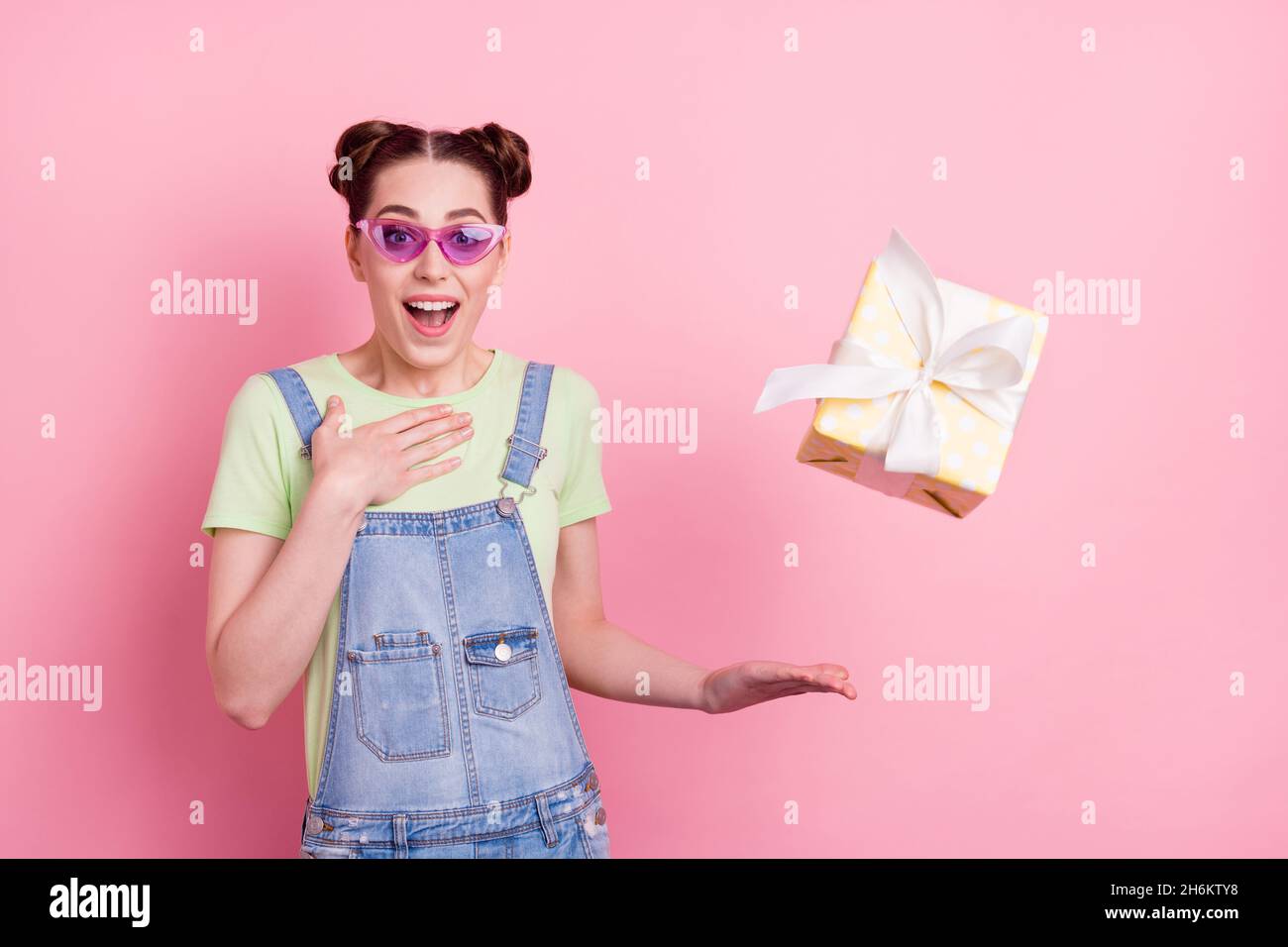 Photo portrait girl in overall sunglass guess throwing up gift box ...