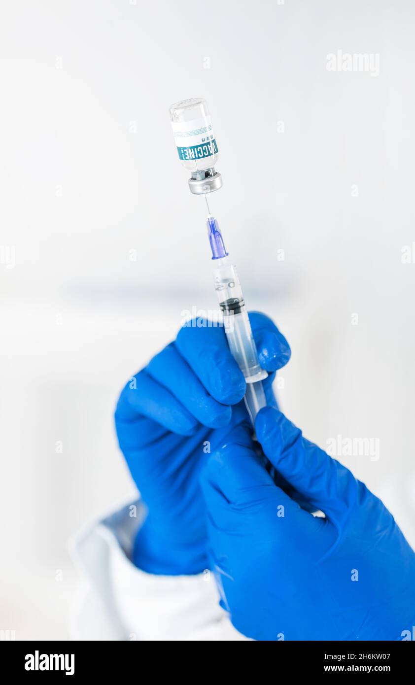Doctor preparing vaccine for injection Stock Photo - Alamy