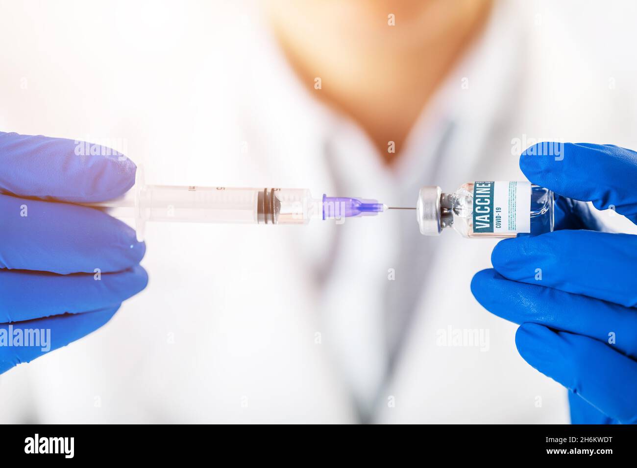 Nurse filling syringe hi-res stock photography and images - Alamy