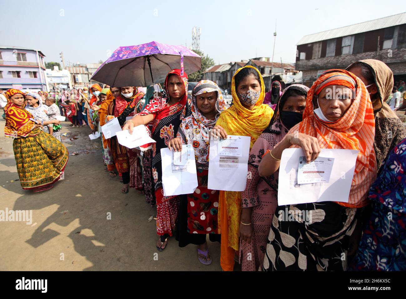 Korail slum dwellers hi-res stock photography and images - Alamy