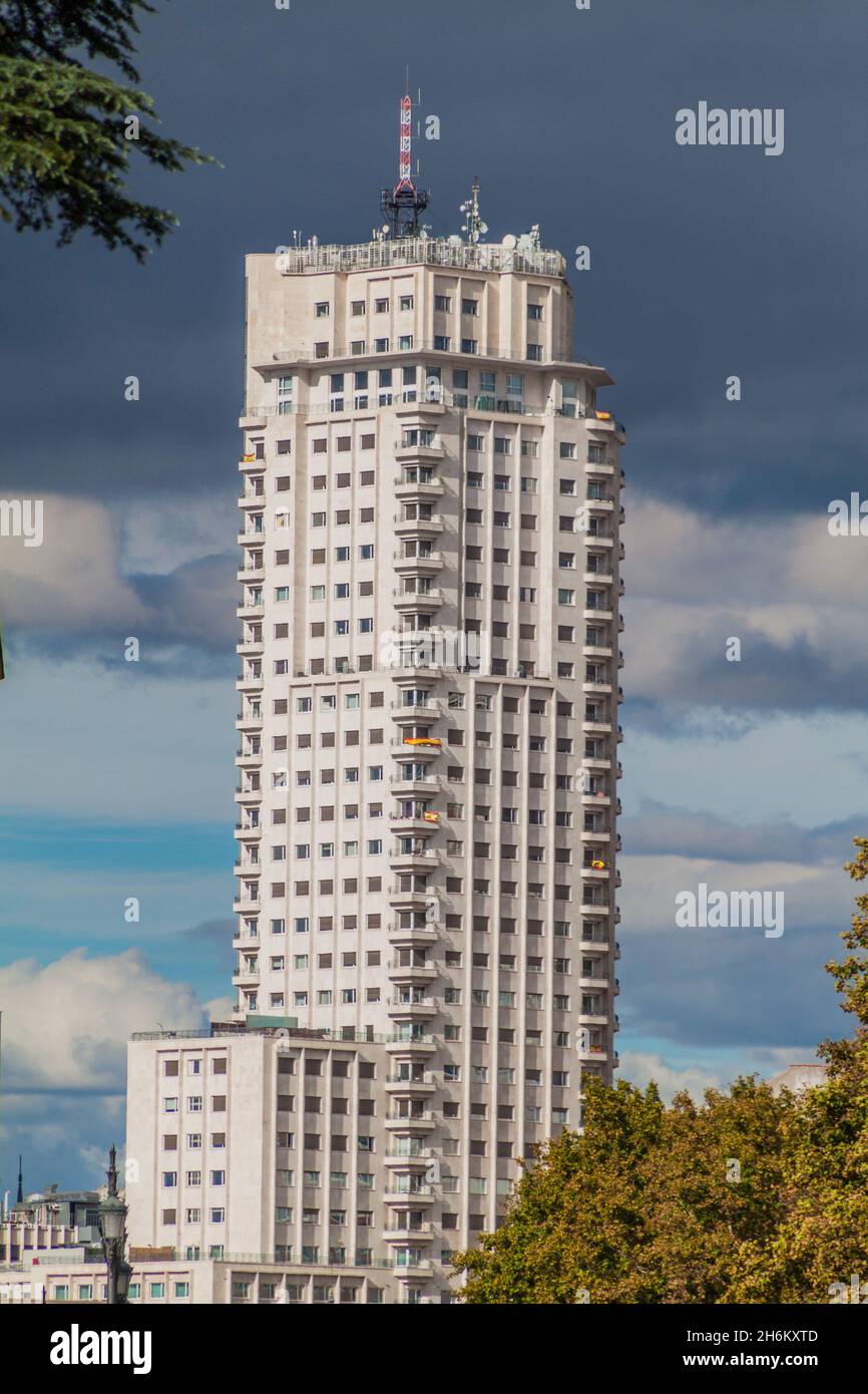 Madrid tower skyscraper reflection hi-res stock photography and images ...