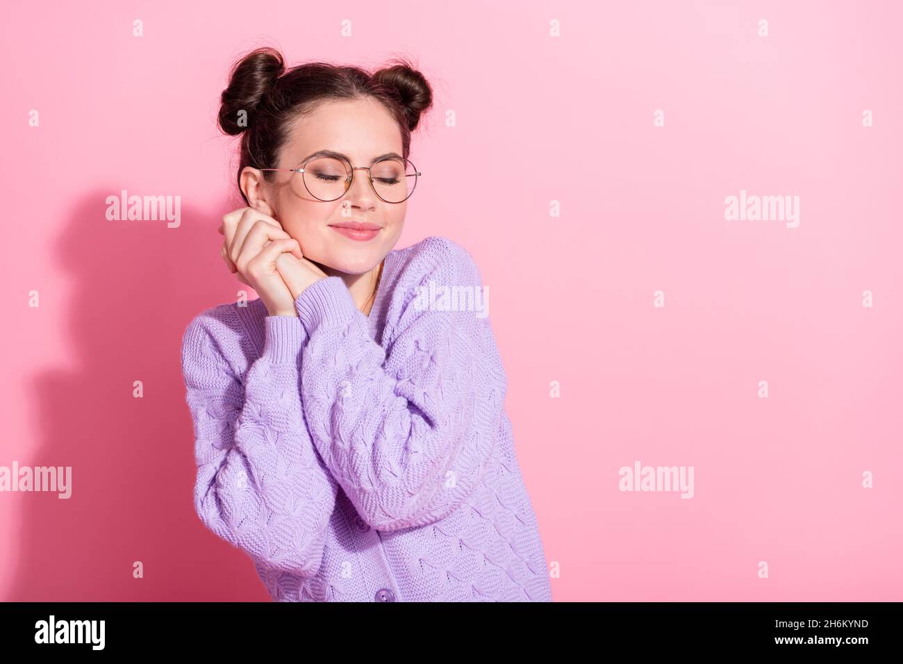 Photo portrait of cute girl in glasses dreaming wearing violet sweater ...