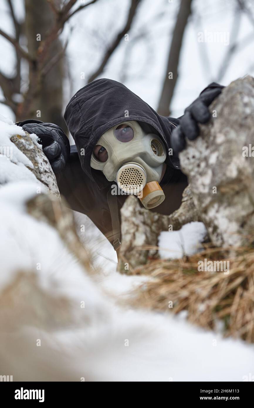 Man wearing gas mask work hi-res stock photography and images - Alamy