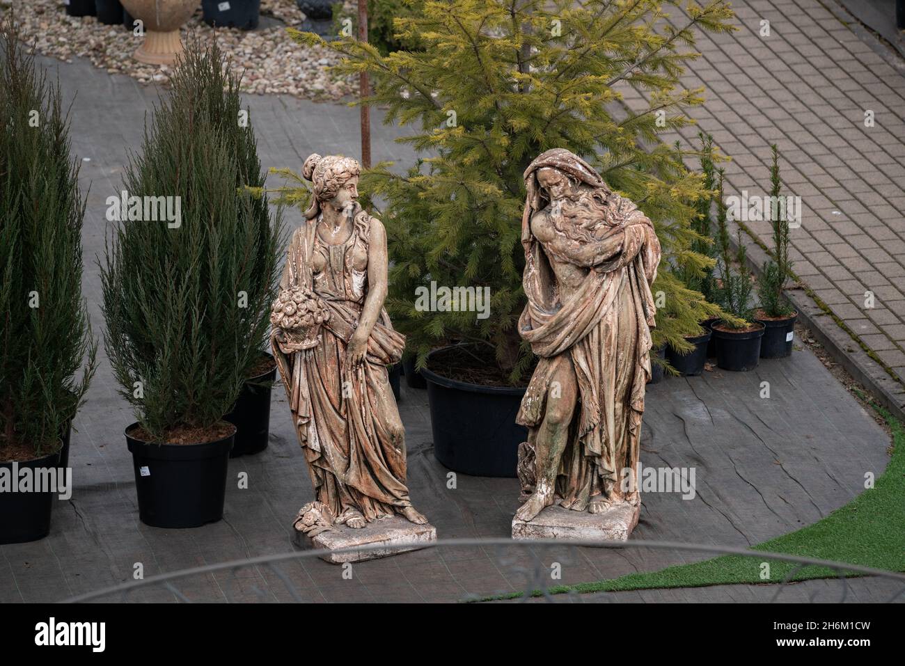 man and woman garden statue Stock Photo - Alamy