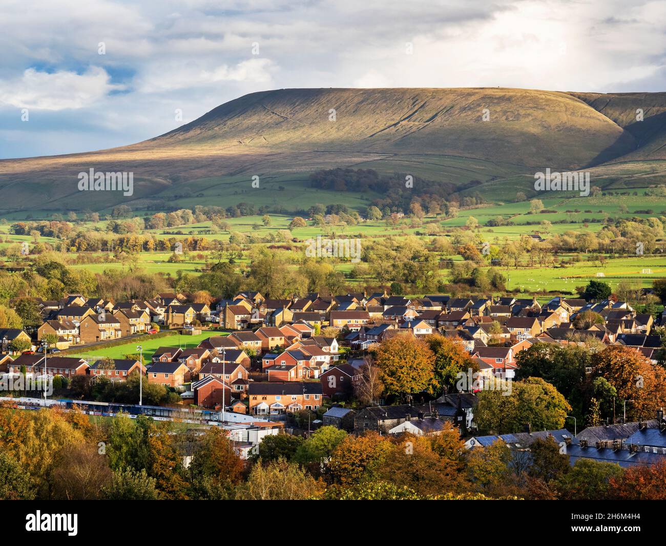 Lancashire clitheroe castle autumn hi-res stock photography and images ...