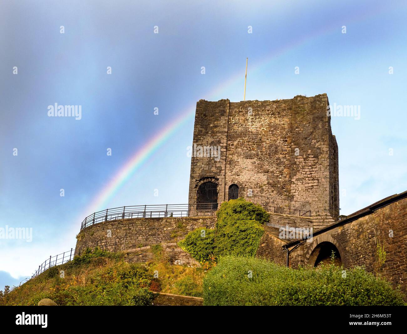 A rainbow over Clitheroe Castle, Lancashire, UK Stock Photo - Alamy