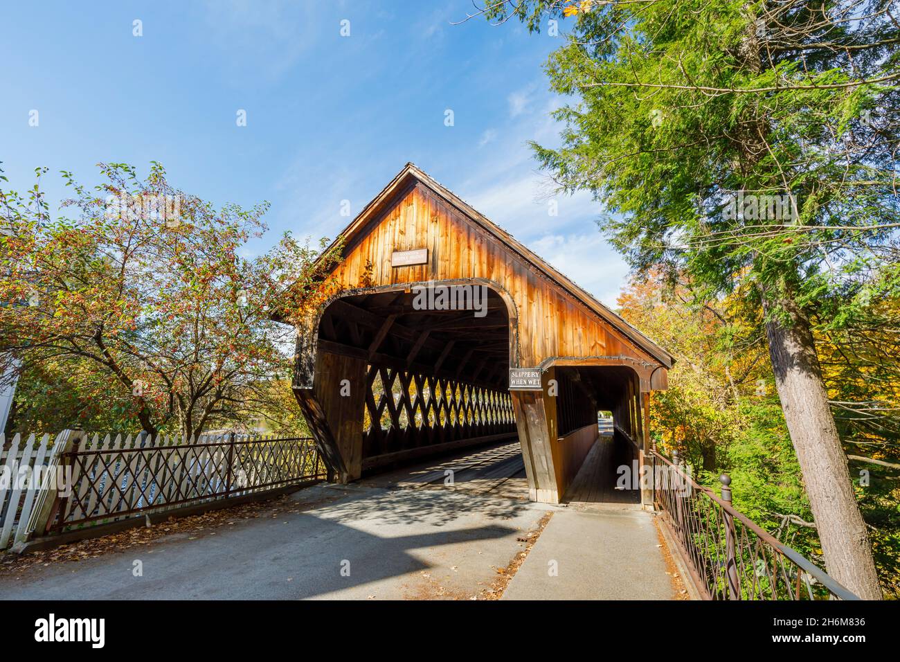 Covered town lattice through truss bridge hi-res stock photography and ...