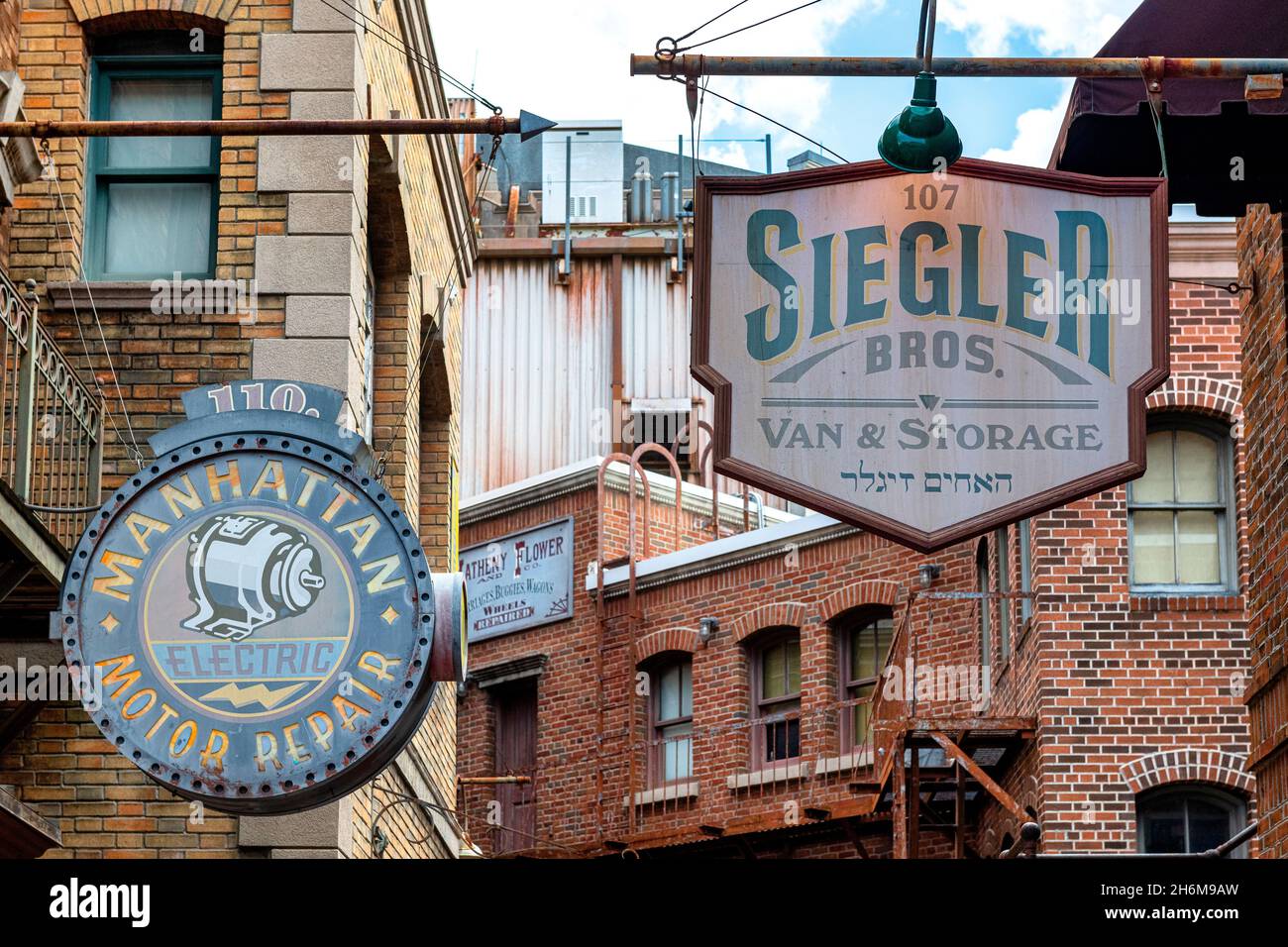 Universal studios sign hi-res stock photography and images - Alamy