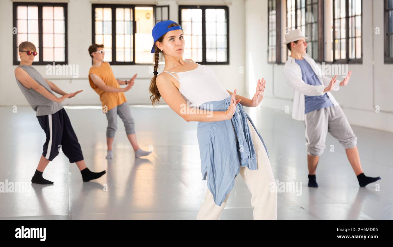 Young people dancing hip-hop Stock Photo - Alamy