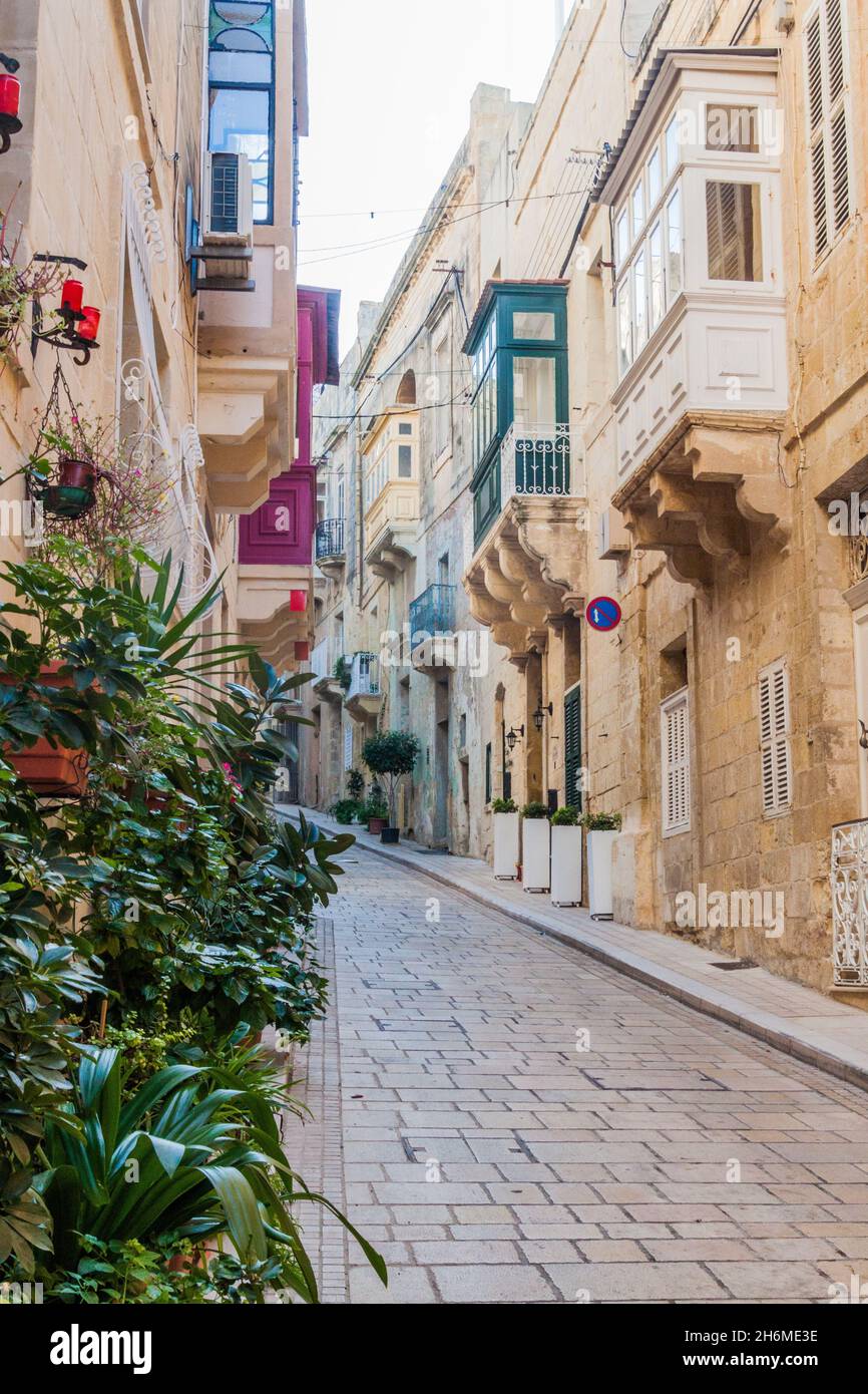 Narrow street birgu hi-res stock photography and images - Alamy
