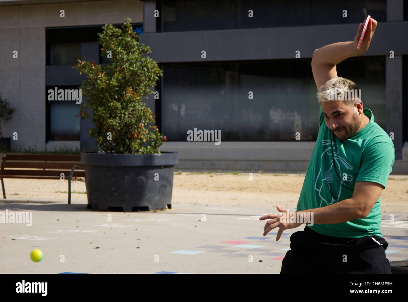 Men playing ping pong hi-res stock photography and images - Alamy