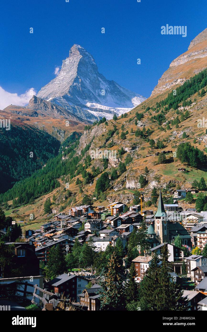 Overview of the town of Zermatt with the Matterhorn in the background ...