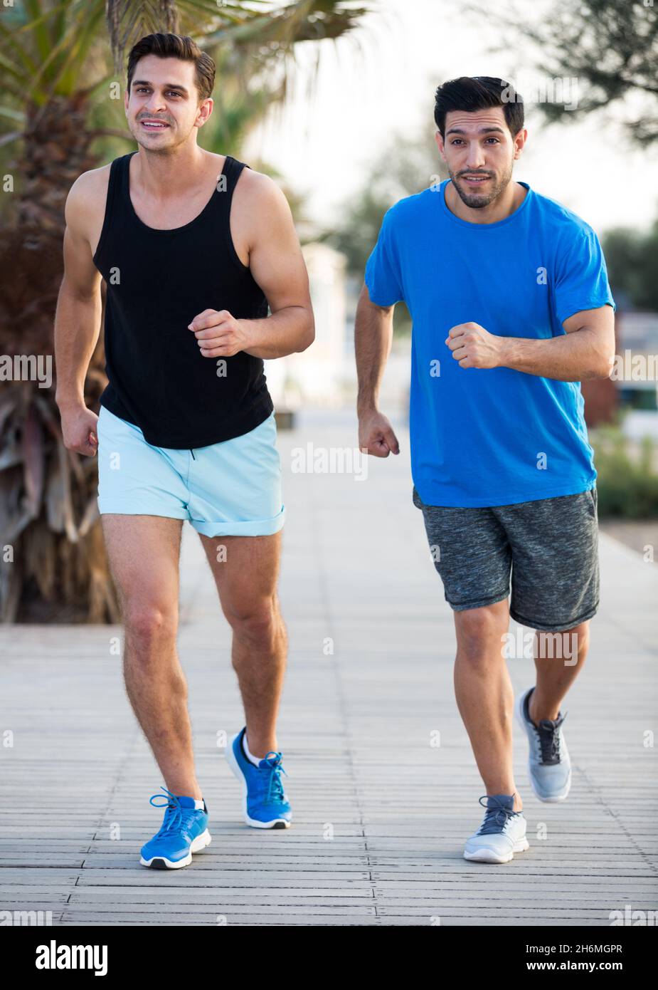 Two friends running into the ocean hi-res stock photography and images ...