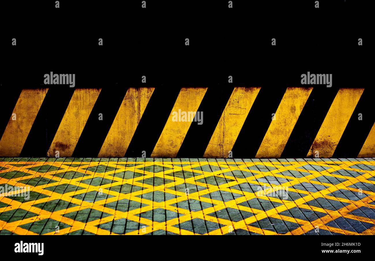 Yellow and black signs hi-res stock photography and images - Alamy