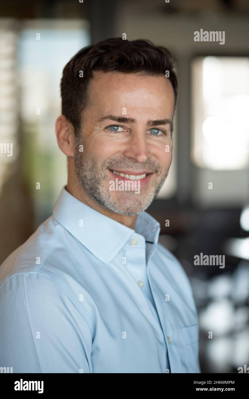 One person office smiling hi-res stock photography and images - Alamy