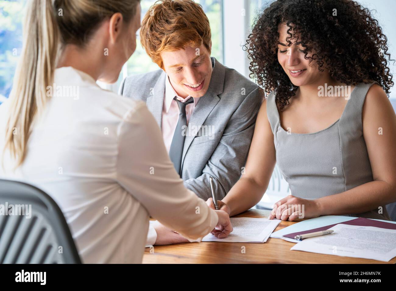 Couple signing documents hi-res stock photography and images - Alamy