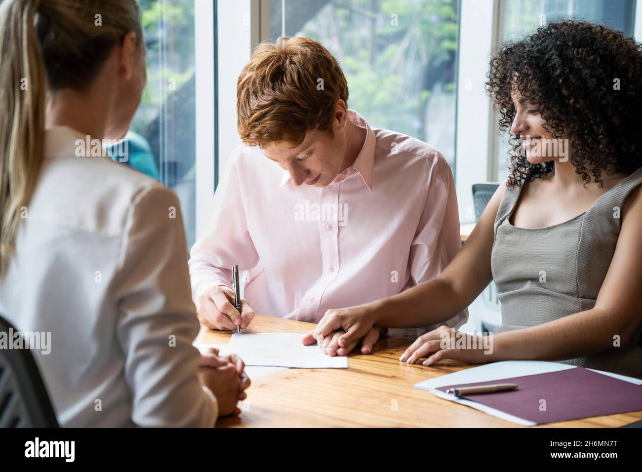 Couple signing paper hi-res stock photography and images - Alamy