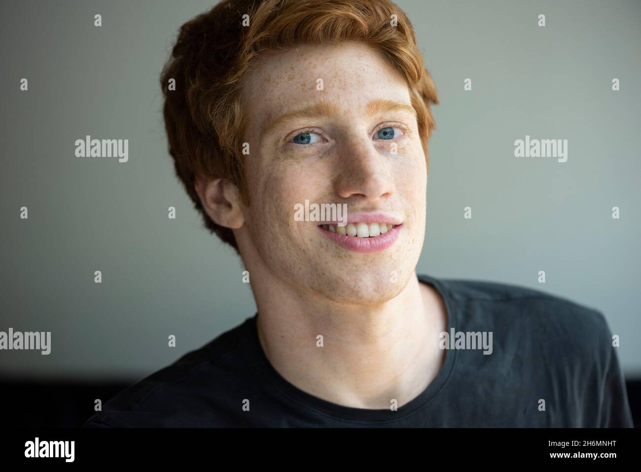 Portrait of smiling young man Stock Photo - Alamy