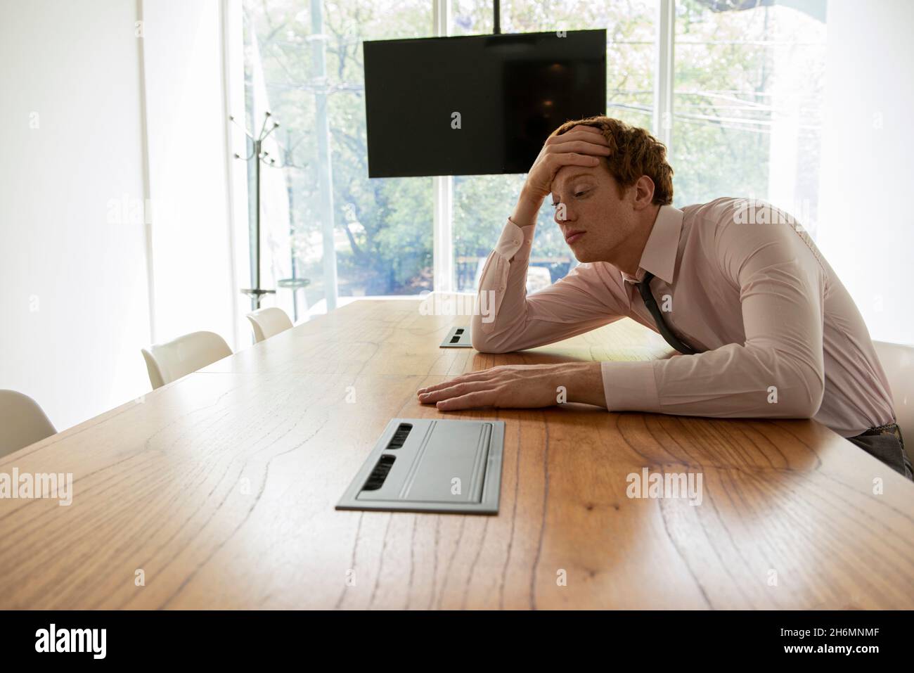 Businessmen television on head hi-res stock photography and images - Alamy