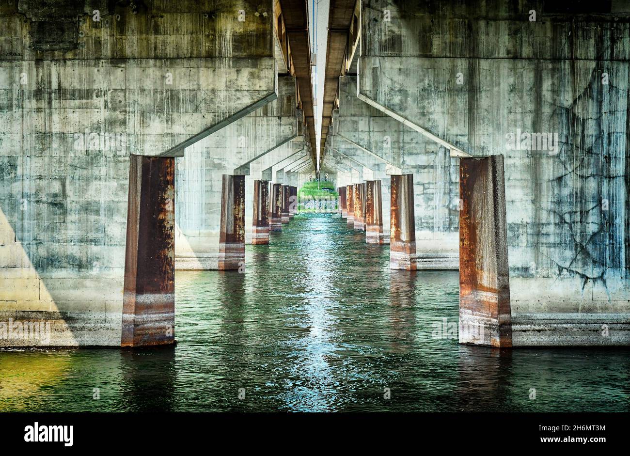 Symmetry under bridge hi-res stock photography and images - Alamy