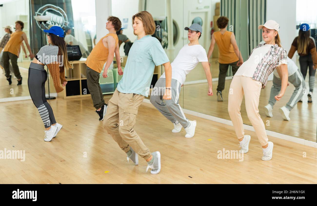 Teenagers street dance class hi-res stock photography and images - Alamy