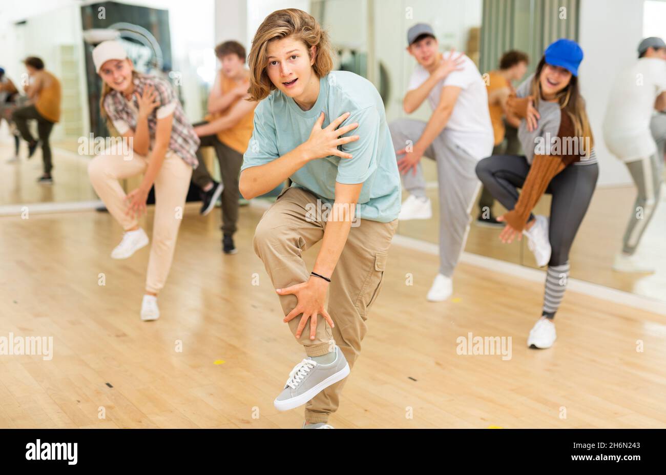 Teens dance lesson hi-res stock photography and images - Alamy