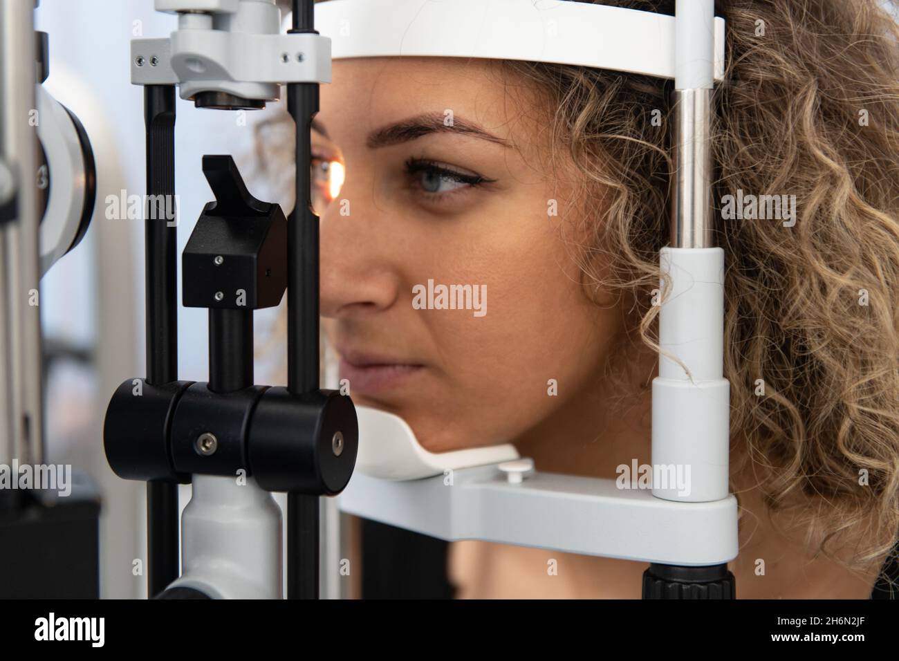 Man doing eye test hi-res stock photography and images - Alamy