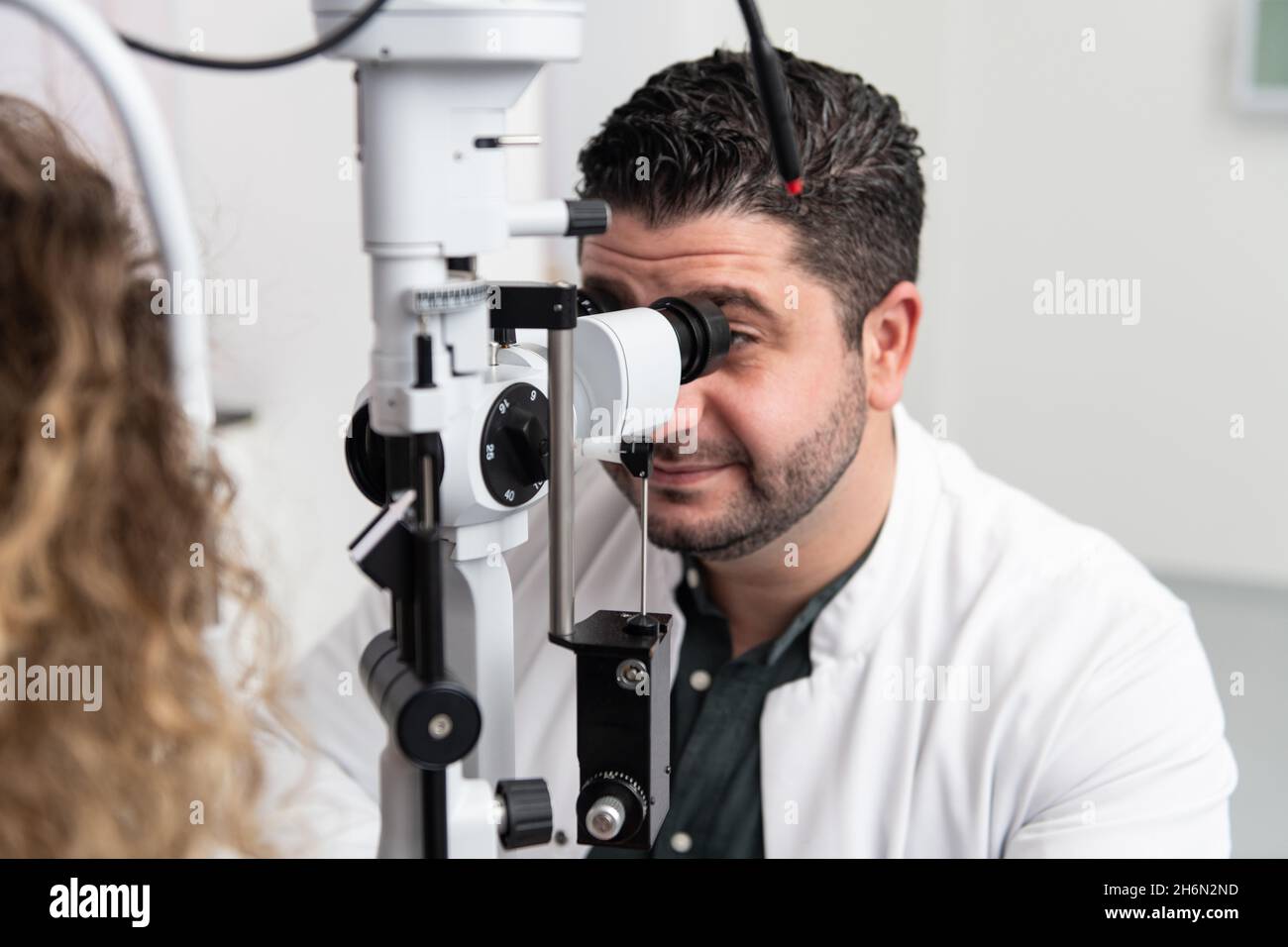 Man doing eye test hi-res stock photography and images - Alamy