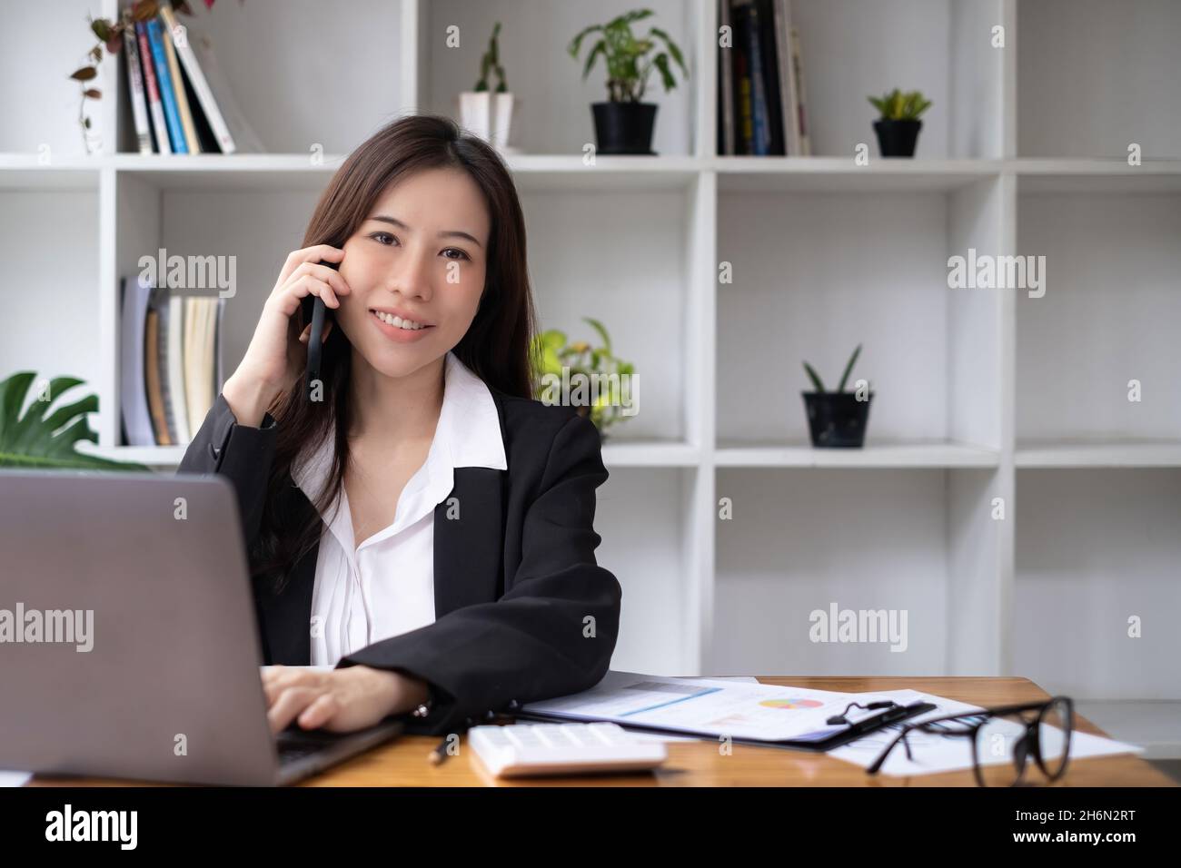 Elderly estate agent hi-res stock photography and images - Alamy