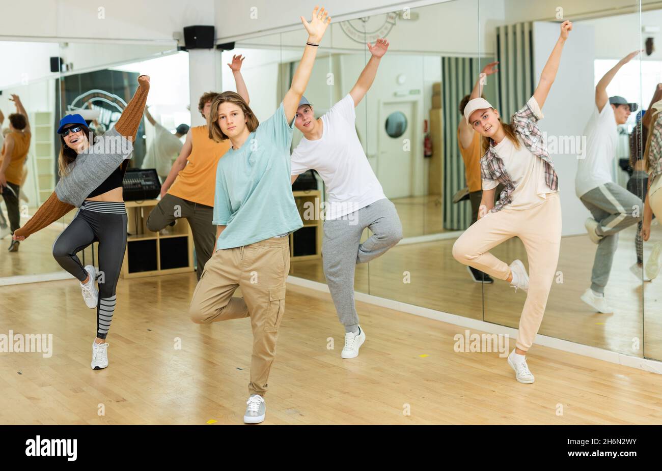 Teenagers street dance class hi-res stock photography and images - Alamy