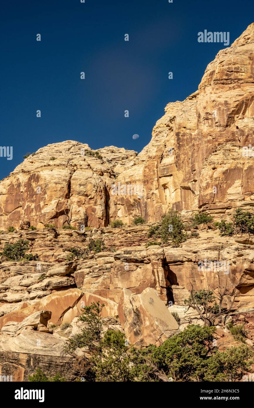 Moon Setting Into Saddle Of Sandstone Ridge in Capitol Reef National ...