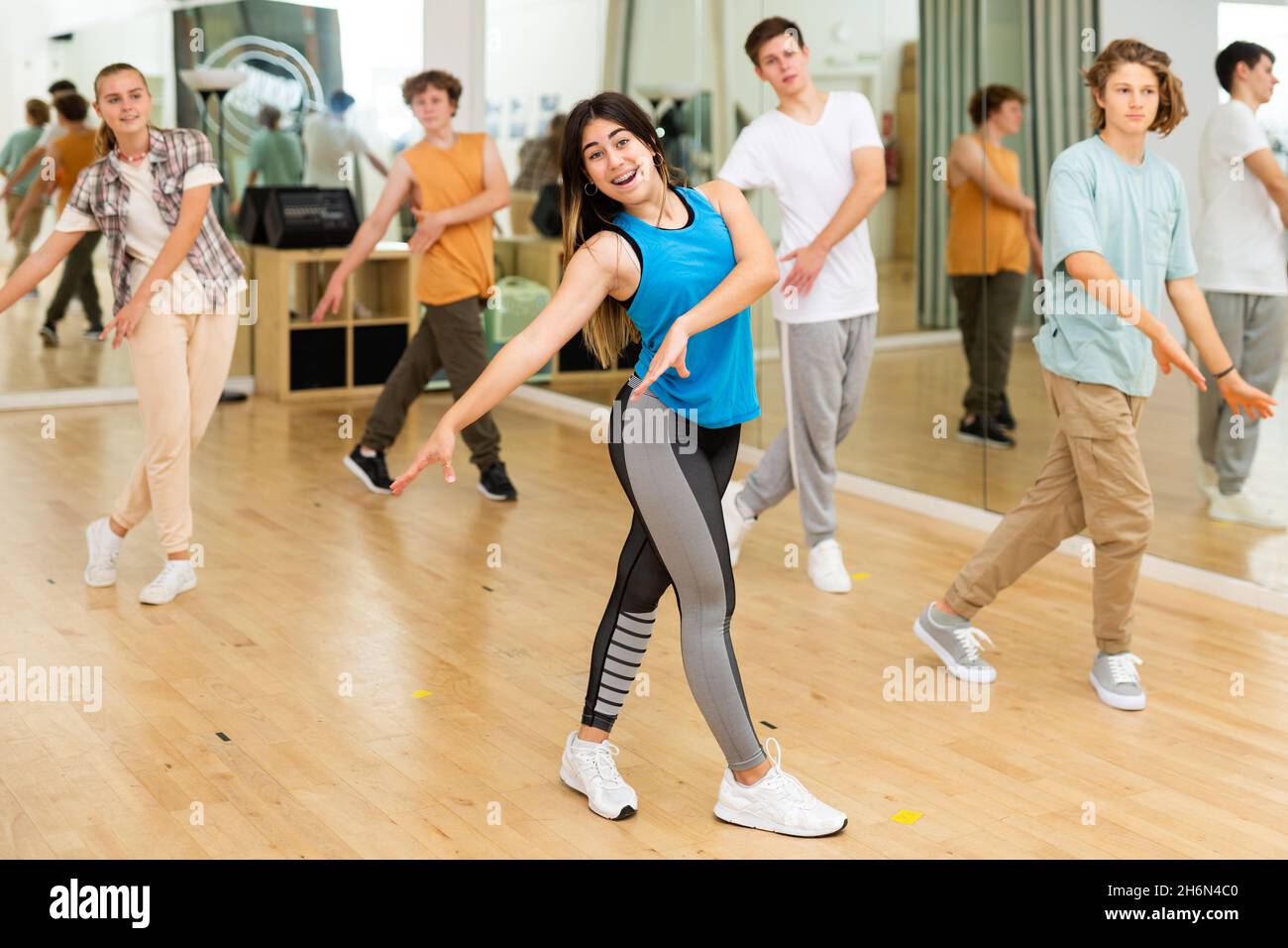 Teens dance lesson hi-res stock photography and images - Alamy