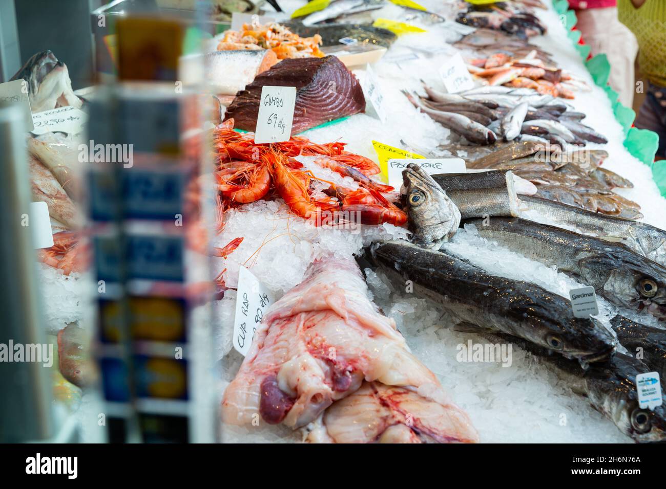 Seafood showcase of fish store Stock Photo - Alamy