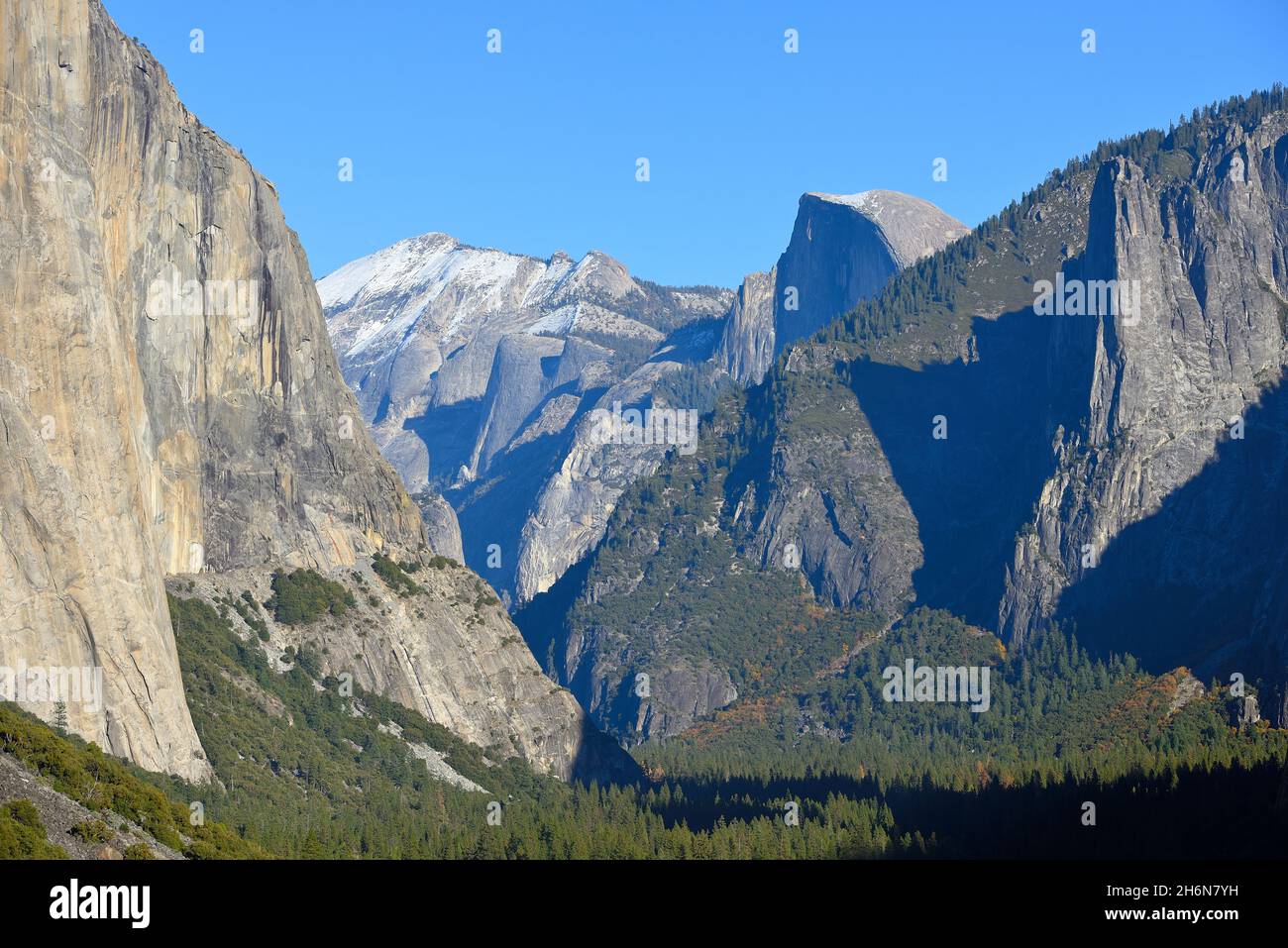 Amazing Yosemite Valley in late fall, Mariposa CA (Panorama from tunnel ...