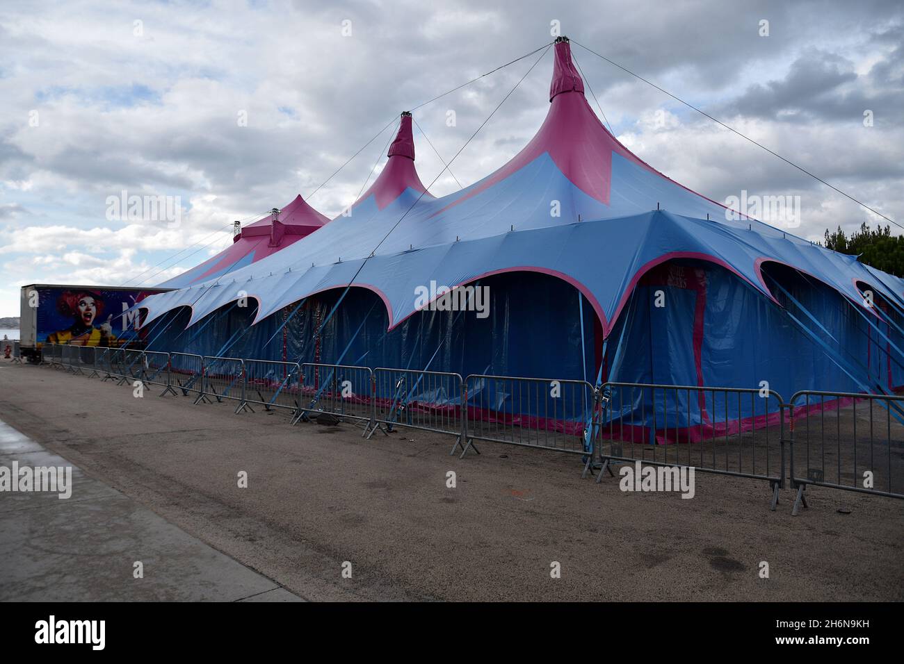 General view of the circus tent.The "Mondial" circus is the first traditional 100% human circus ...