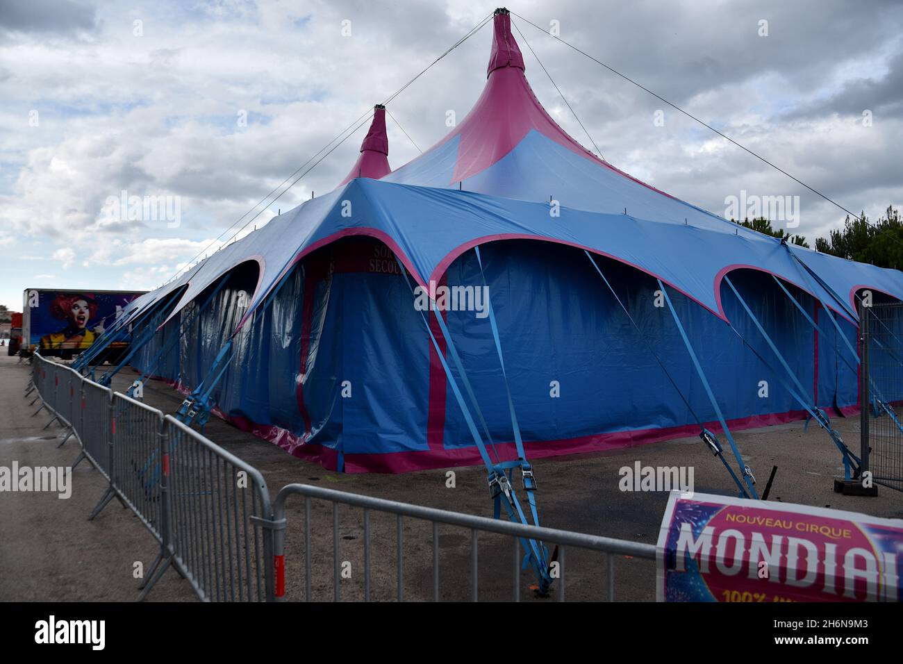 Human circus hi-res stock photography and images - Alamy