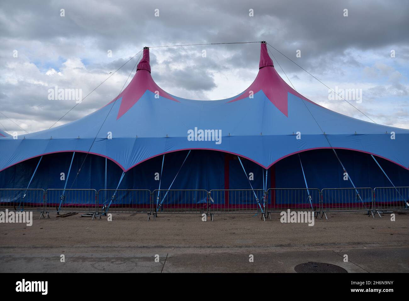 Human circus hi-res stock photography and images - Alamy
